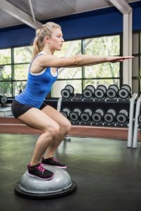 Bosu Ball pour du renforcement musculaire avec un coach sportif