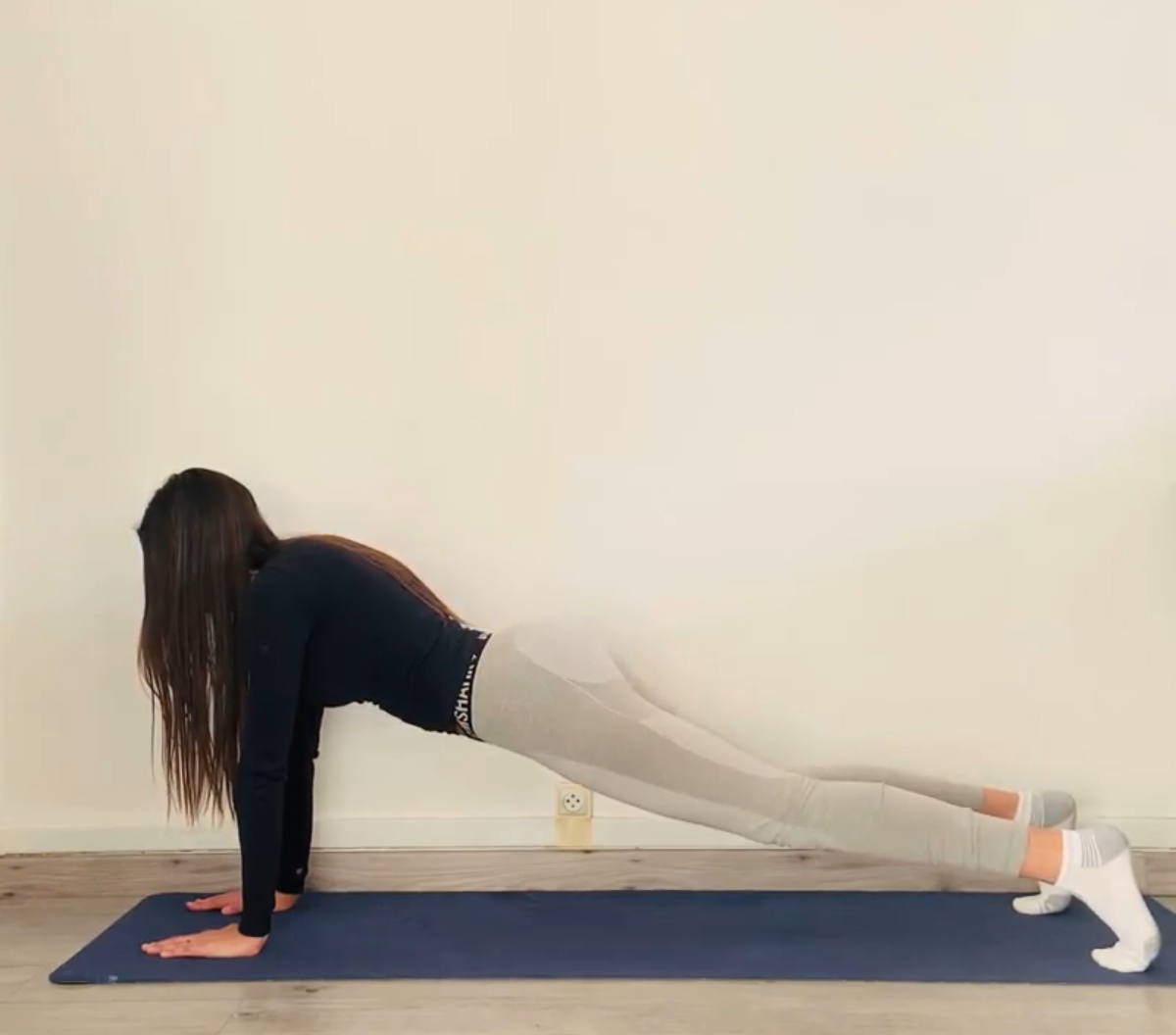 Kumbhakasana-dandasana : votre posture de yoga en 2 étapes