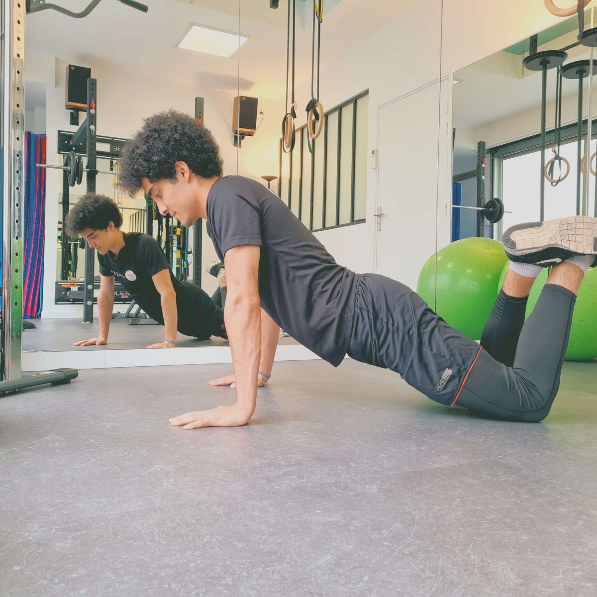 Pompes sur les genoux, l'exercice idéal pour débuter