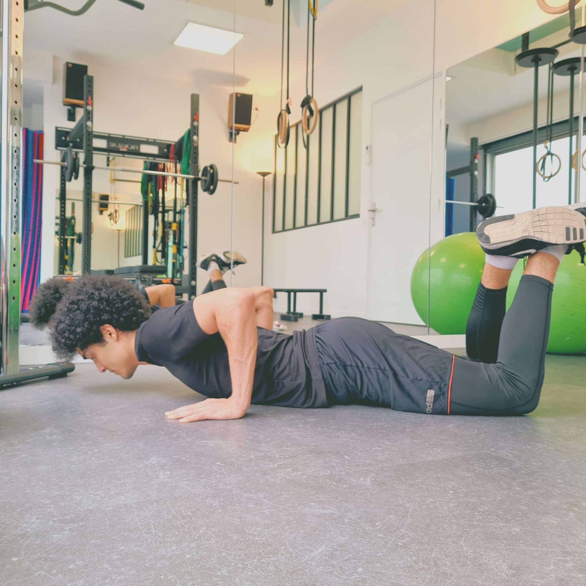 Pompes sur les genoux, l'exercice idéal pour débuter