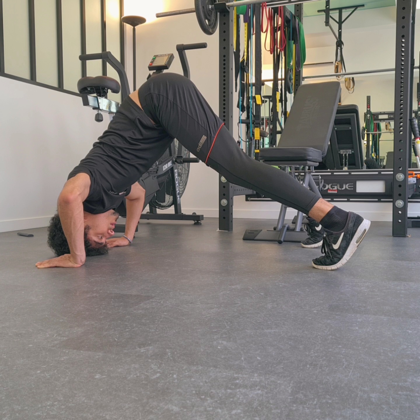 Pike push up, l'exercice parfait pour des épaules fortes
