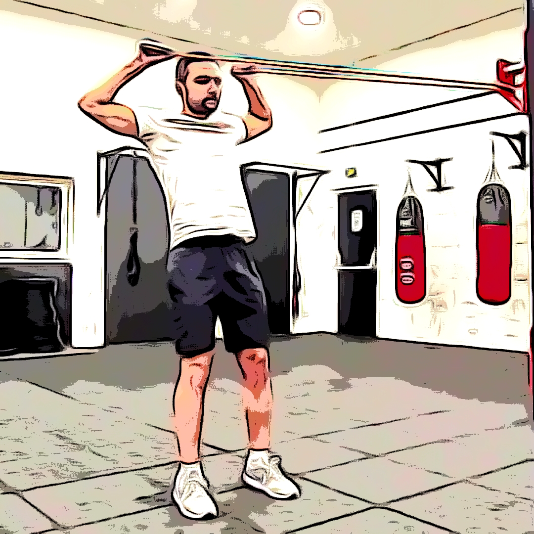 Face pull avec élastique détaillé par un personal trainer